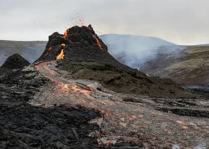 Beauty adventure shooting volcano, spectacular - iNEWS