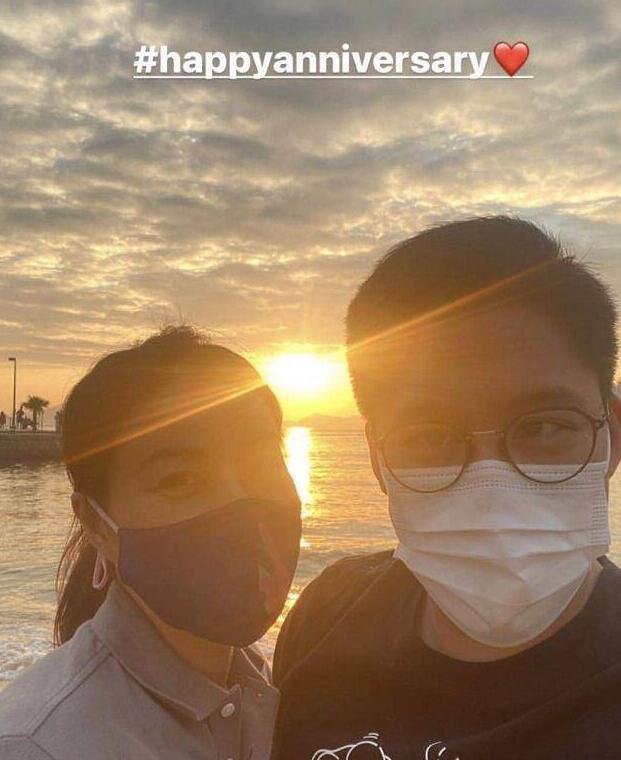 Huo Qigang posted a photo of the couple holding hands to celebrate ...