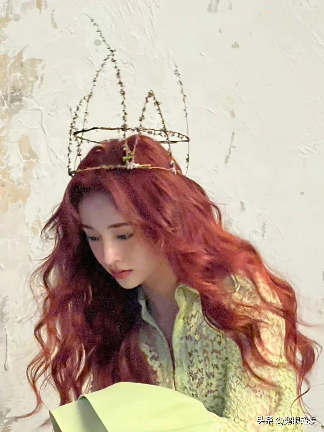 Zhou Jieqiong's red hair and white dress photo, the princess who shines ...