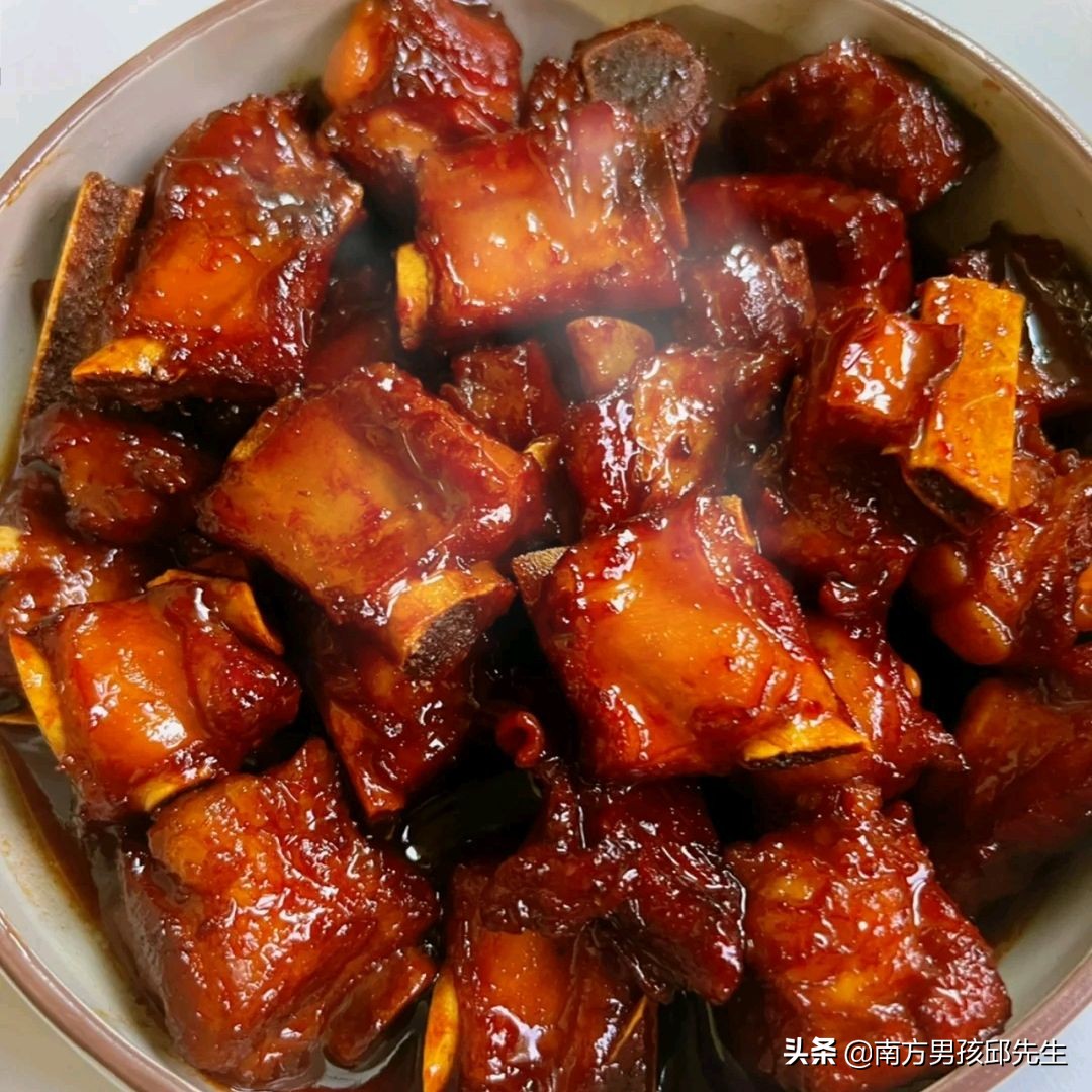 The family banquet arranges this braised pork ribs, sweet and tender ...