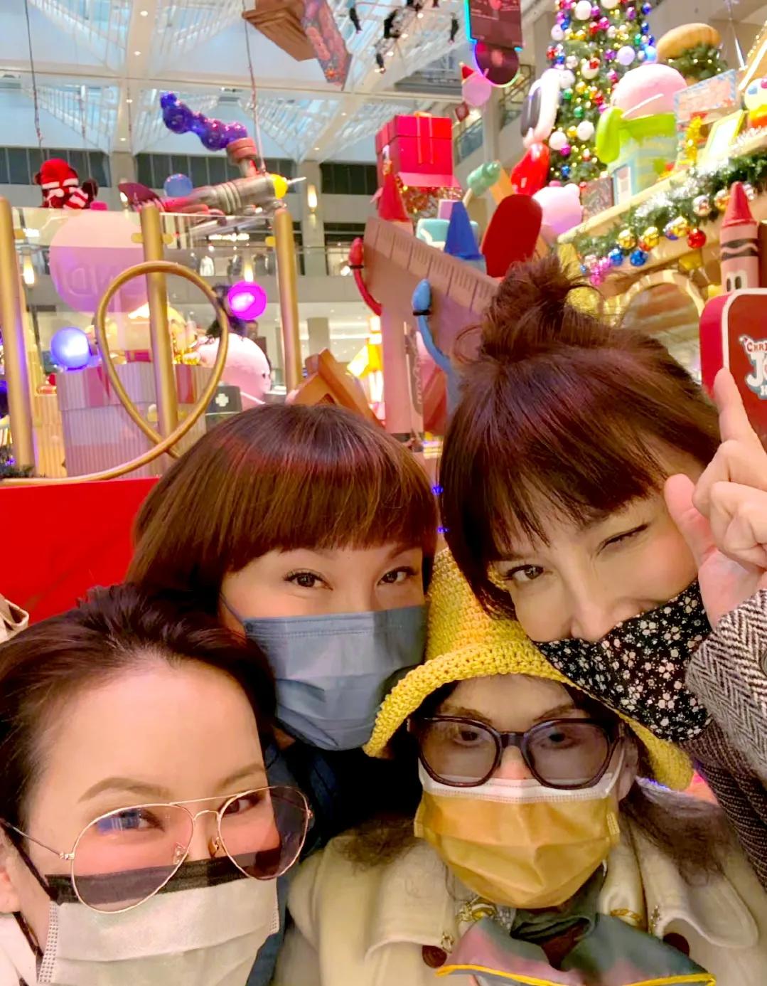 Coco Lee's three sisters celebrated their mother's birthday, the eldest ...