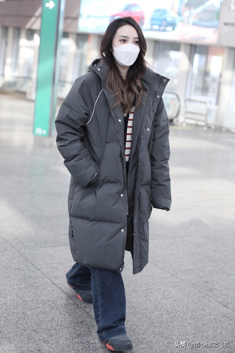 Su Bingqi appeared at Beijing Airport, wearing a black down jacket to ...