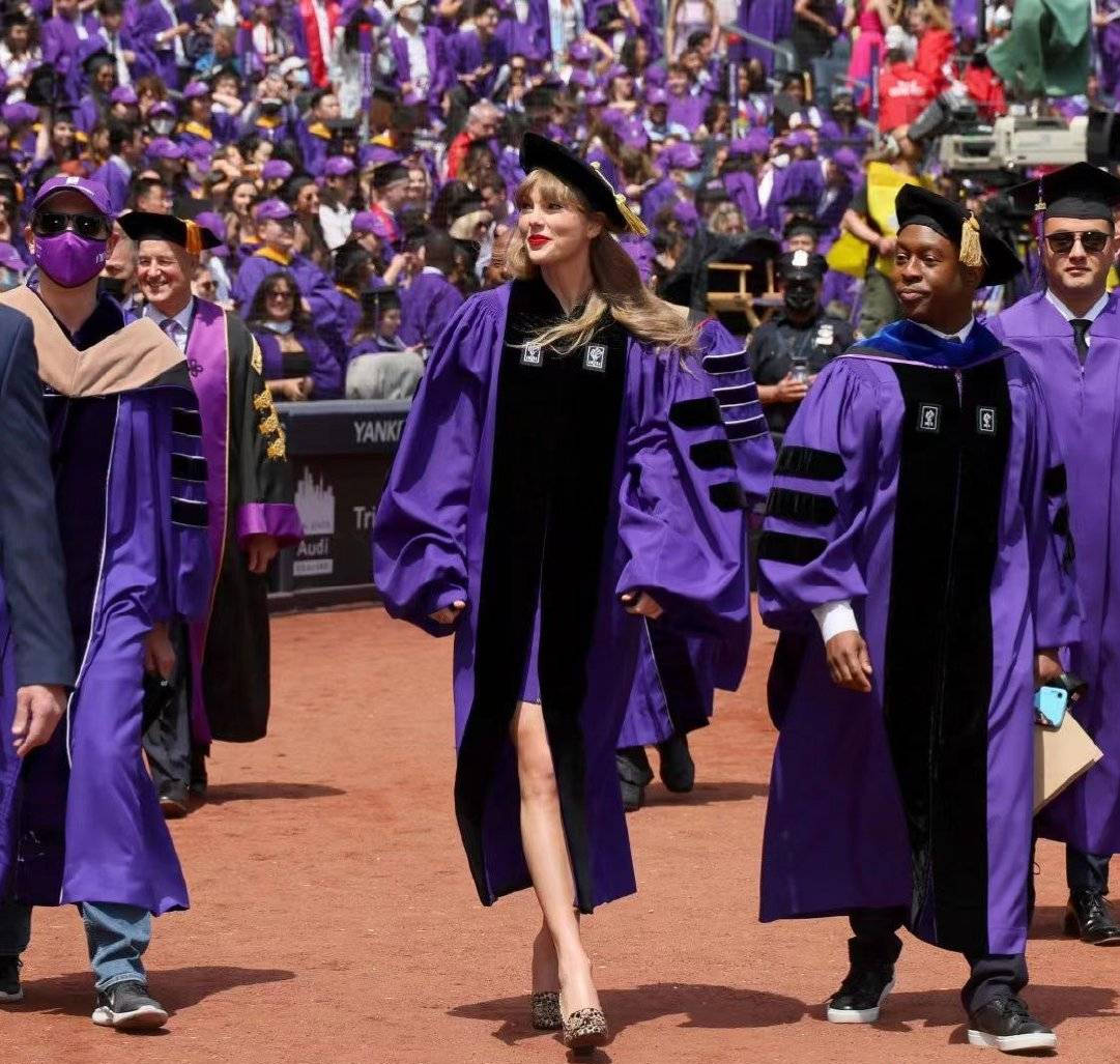 Swift NYU's live photo released wearing a bachelor's uniform is full of ...