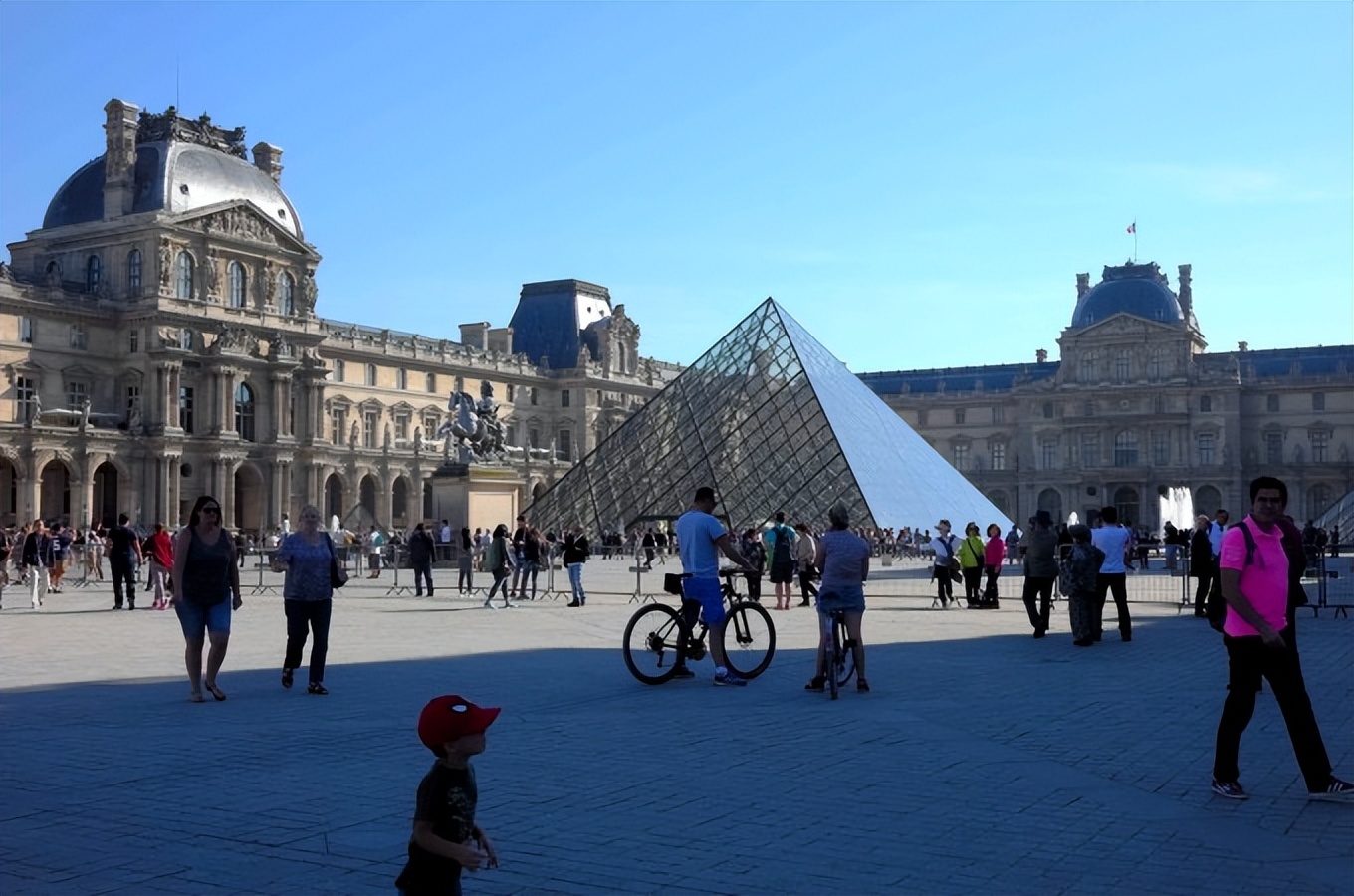 Walking into the Louvre—Denon Pavilion—Sculpture - iMedia