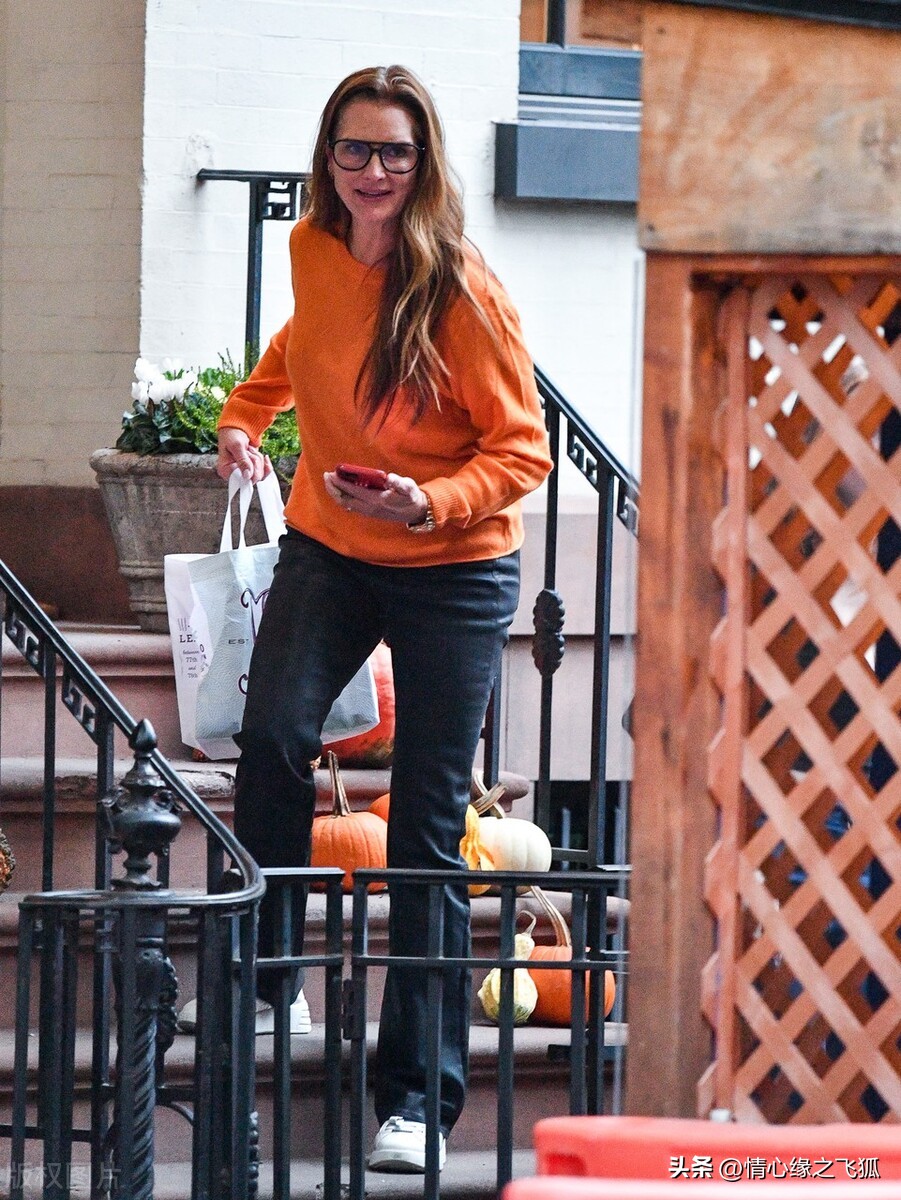 Brooke Shields went out in New York, wearing a simple and bright orange ...