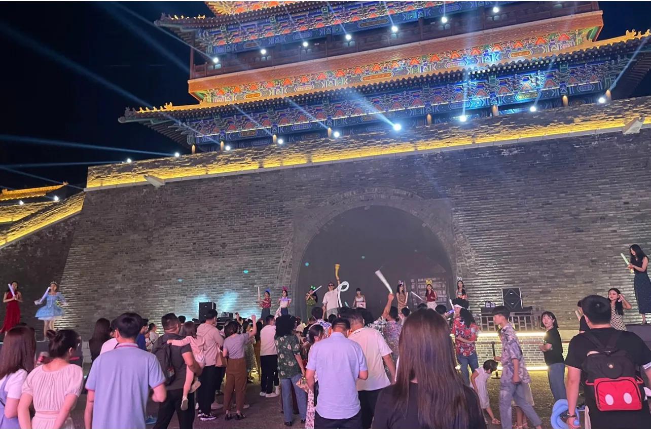 Drive GB to Huayi Brothers Movie Town - iNEWS