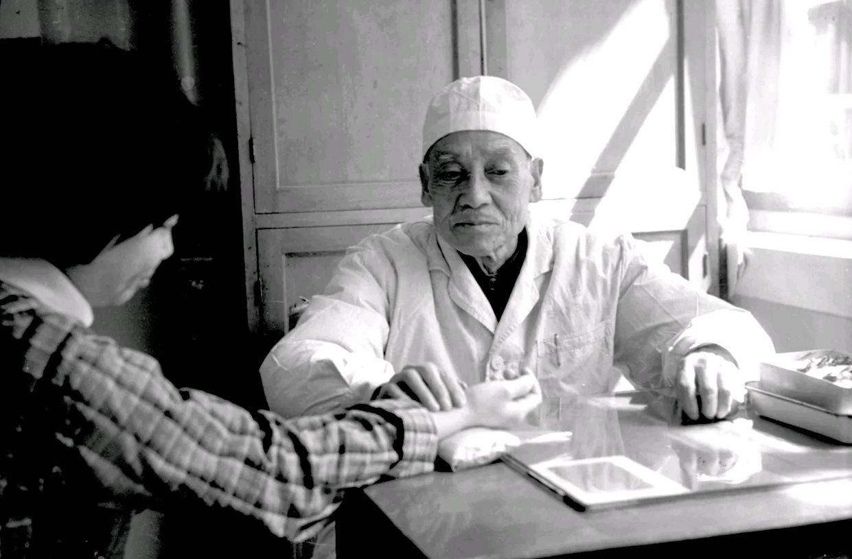 Wang Leting, a famous acupuncture doctor, is good at using acupuncture ...