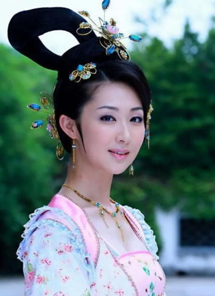 Actress Tu Liman wears ancient costumes - iNEWS