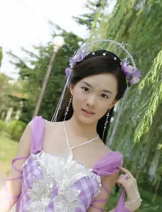 Huo Siyan, who became famous after taking off her clothes, appeared naked in her early works ...