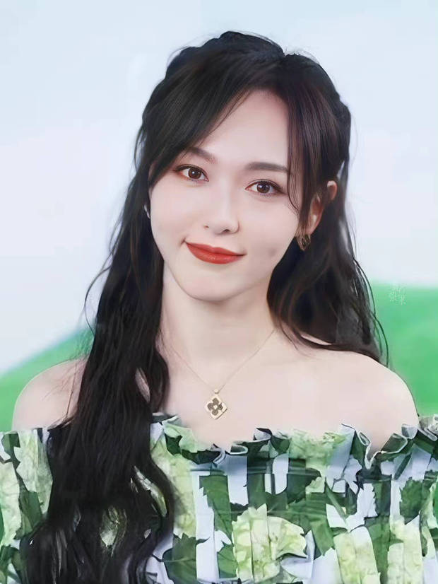 Walking Flower Fairy! Tang Yan's green floral dress with dewy shoulders ...