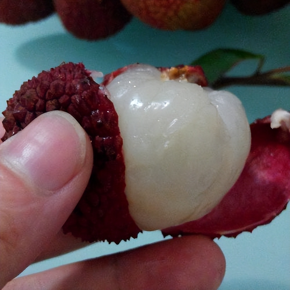 It turns out that this is the correct way to peel lychees, no dirty ...