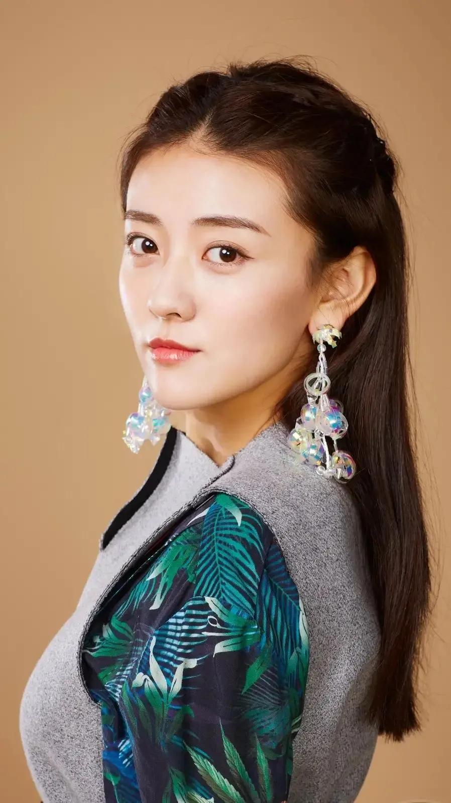 Liang Jie: fresh and sweet, unique temperament, full of charm - iNEWS