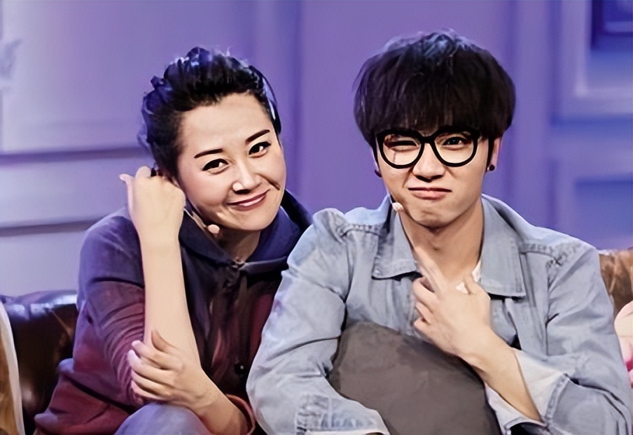 It is revealed that Hua Chenyu and Xu Qing are secretly in love and have been living together ...