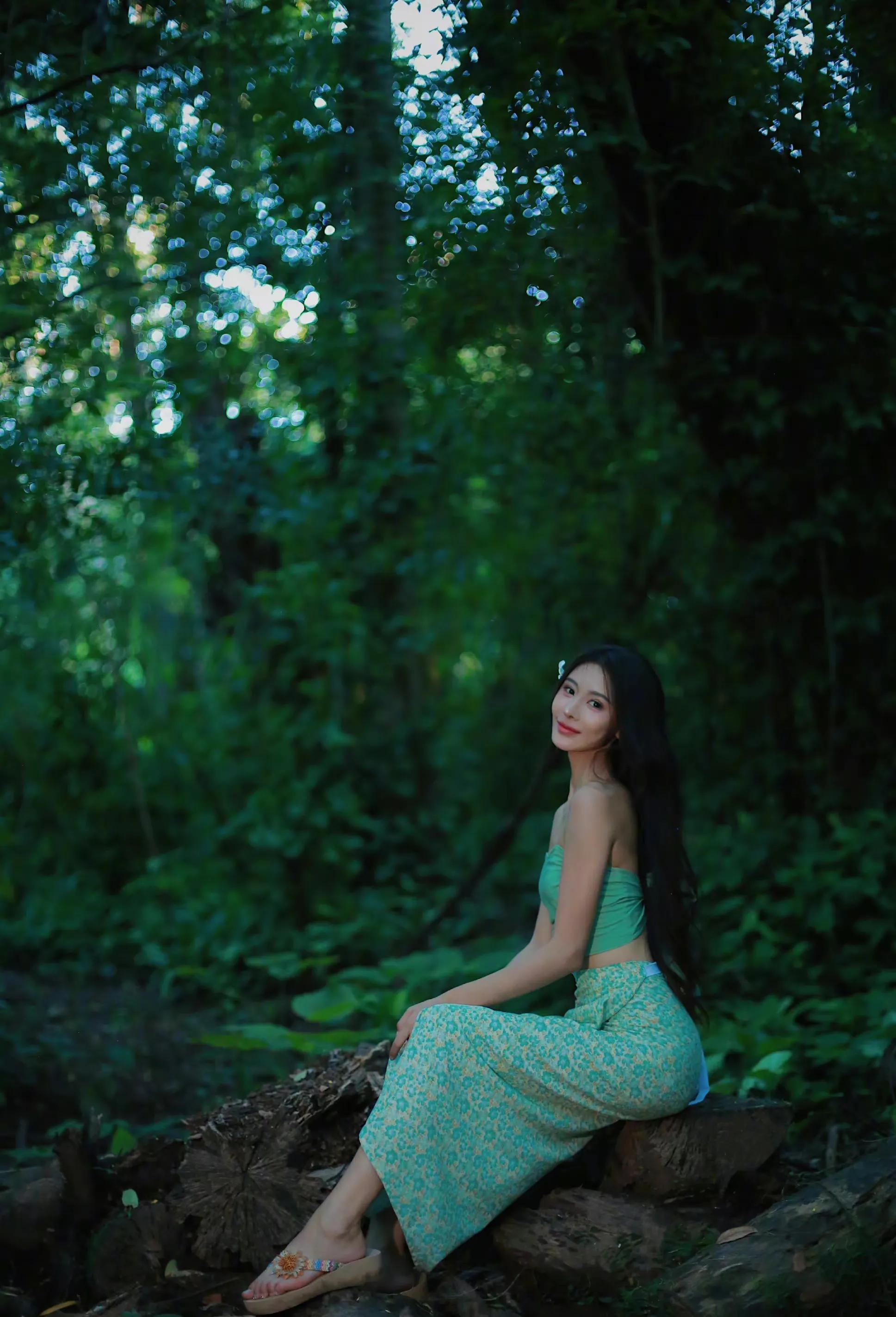 Yang Fuyu is exploring in the forest, so beautiful - iNEWS