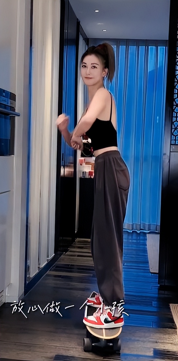 Li Caihua is too exciting to surf on a skateboard. She wears a tight ...