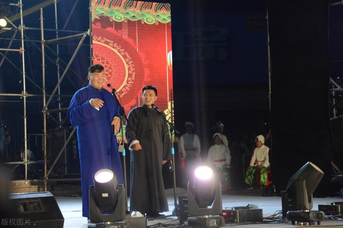 In 2001, Ma Sanli took a group photo with Ma Ji and other cross talk ...