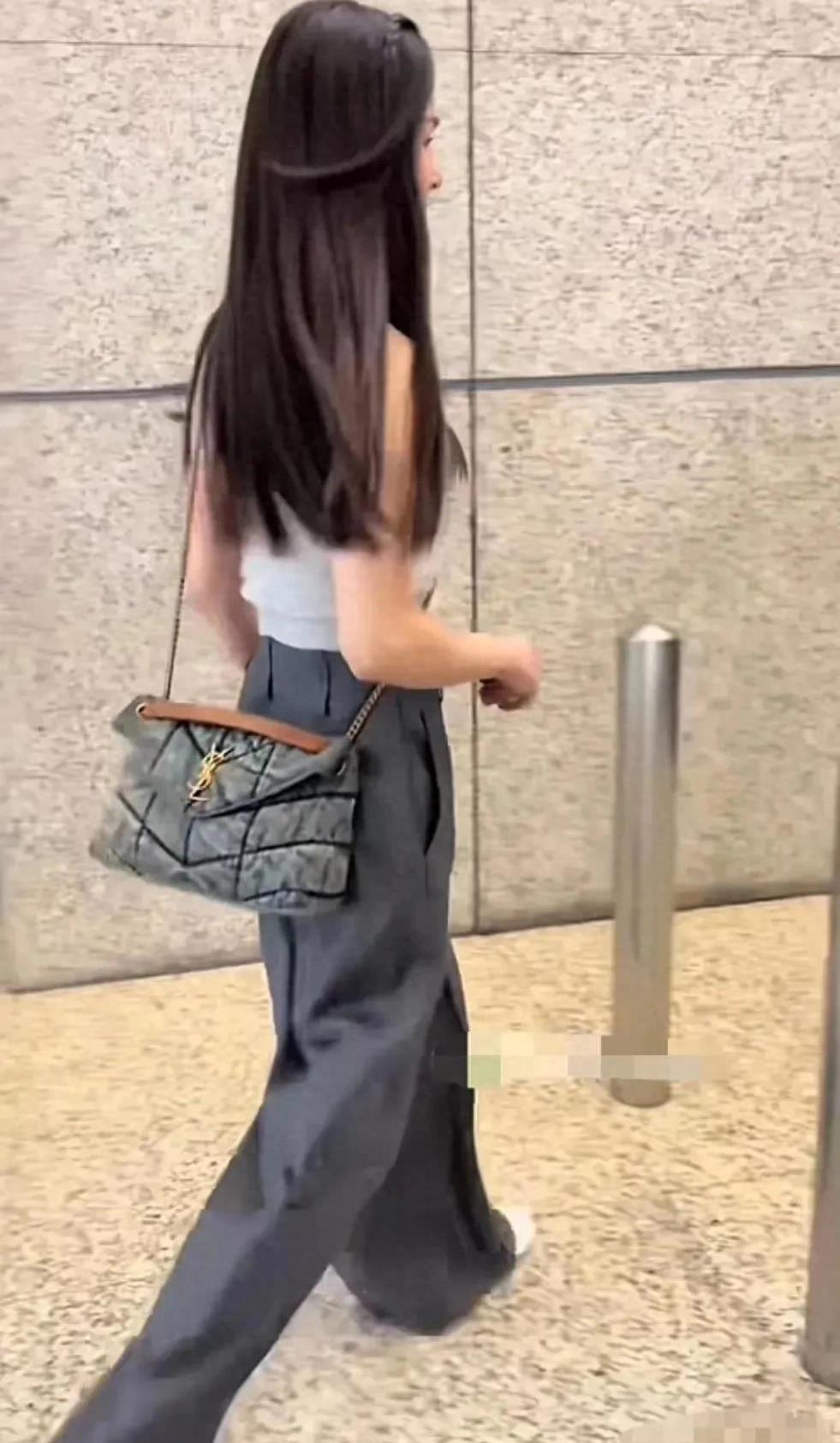 60-year-old Li Ruotong showed up at the airport yesterday in terrible ...