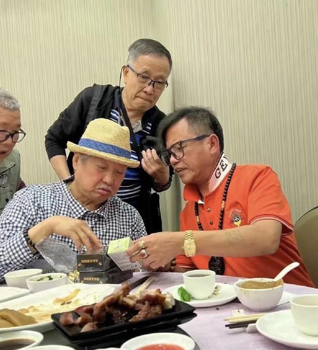 75-year-old Sammo Hung appeared at the wine bureau, his body was thin ...