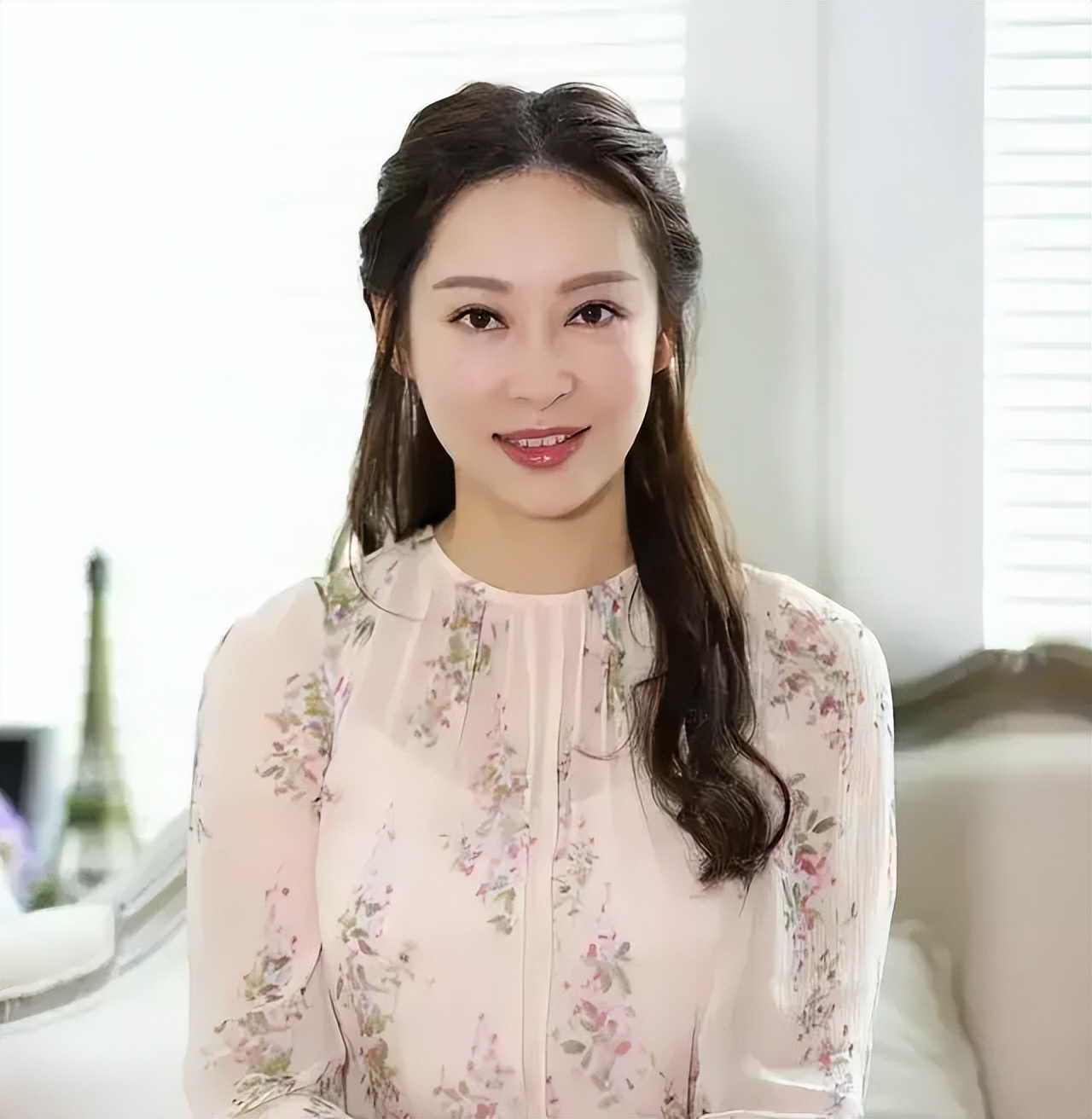 TVB Huadan buys gold rings for her servants and is praised as a conscientious employer. She has ...