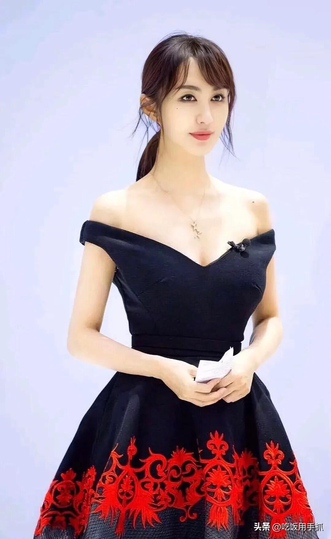 Li Fei'er's body proportions are too good, showing elegance! - iNEWS