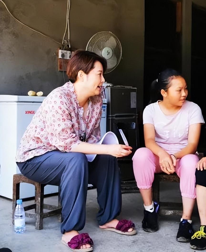 Yuan Li visits migrant workers! The 50-year-old is bloated with a waist circumference of 2 feet ...