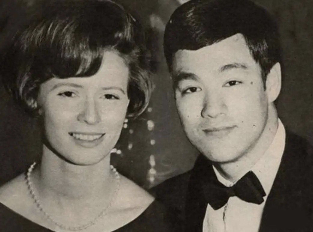 After Bruce Lee was buried, unknown liquid flowed out of the coffin ...