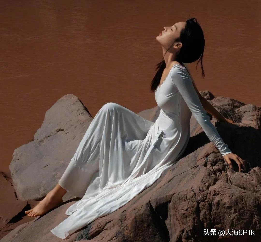 Li Qin, beautiful legs and jade feet, very seductive! - iMedia