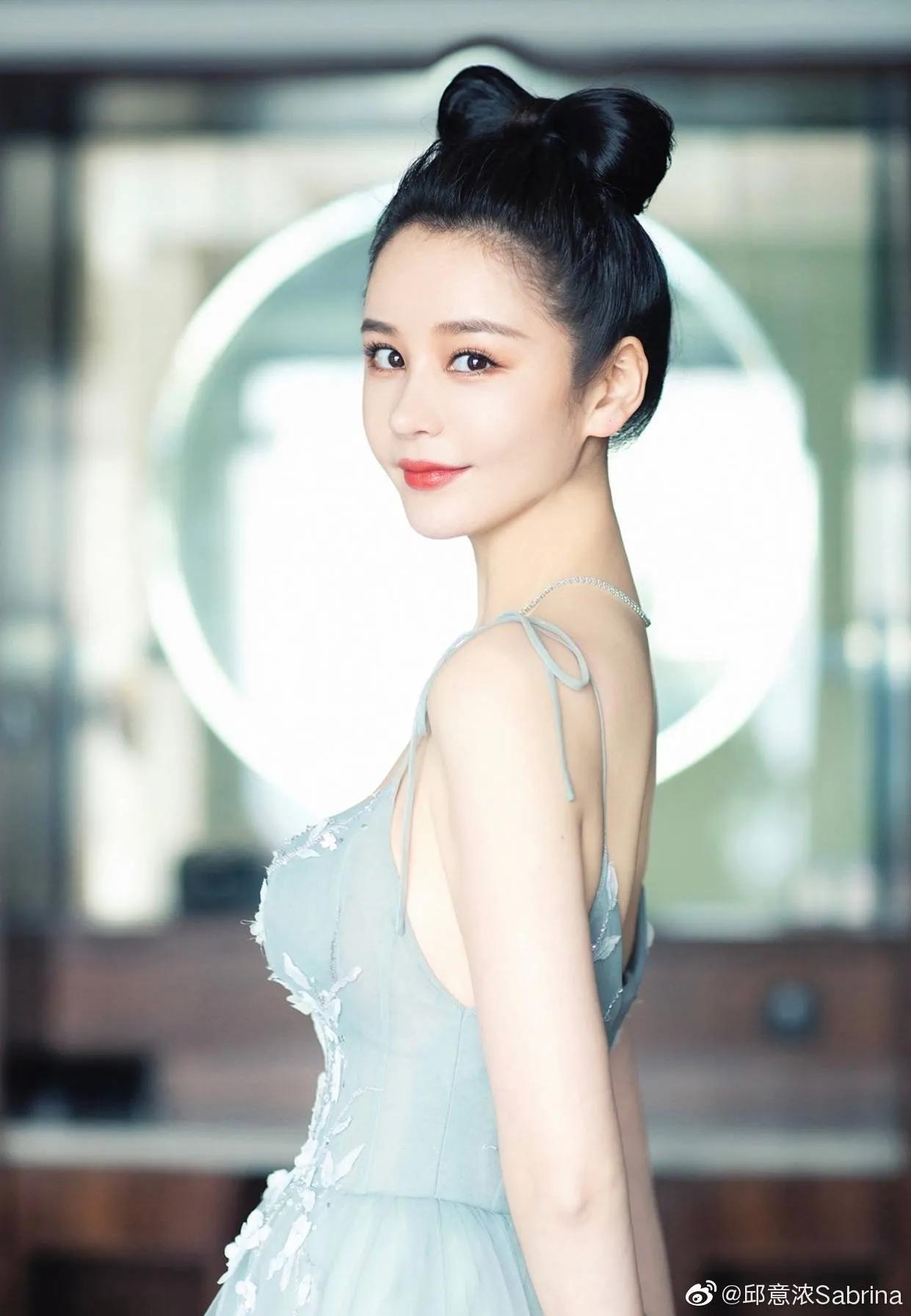 Slim and elegant Qiu Yinong - iNEWS