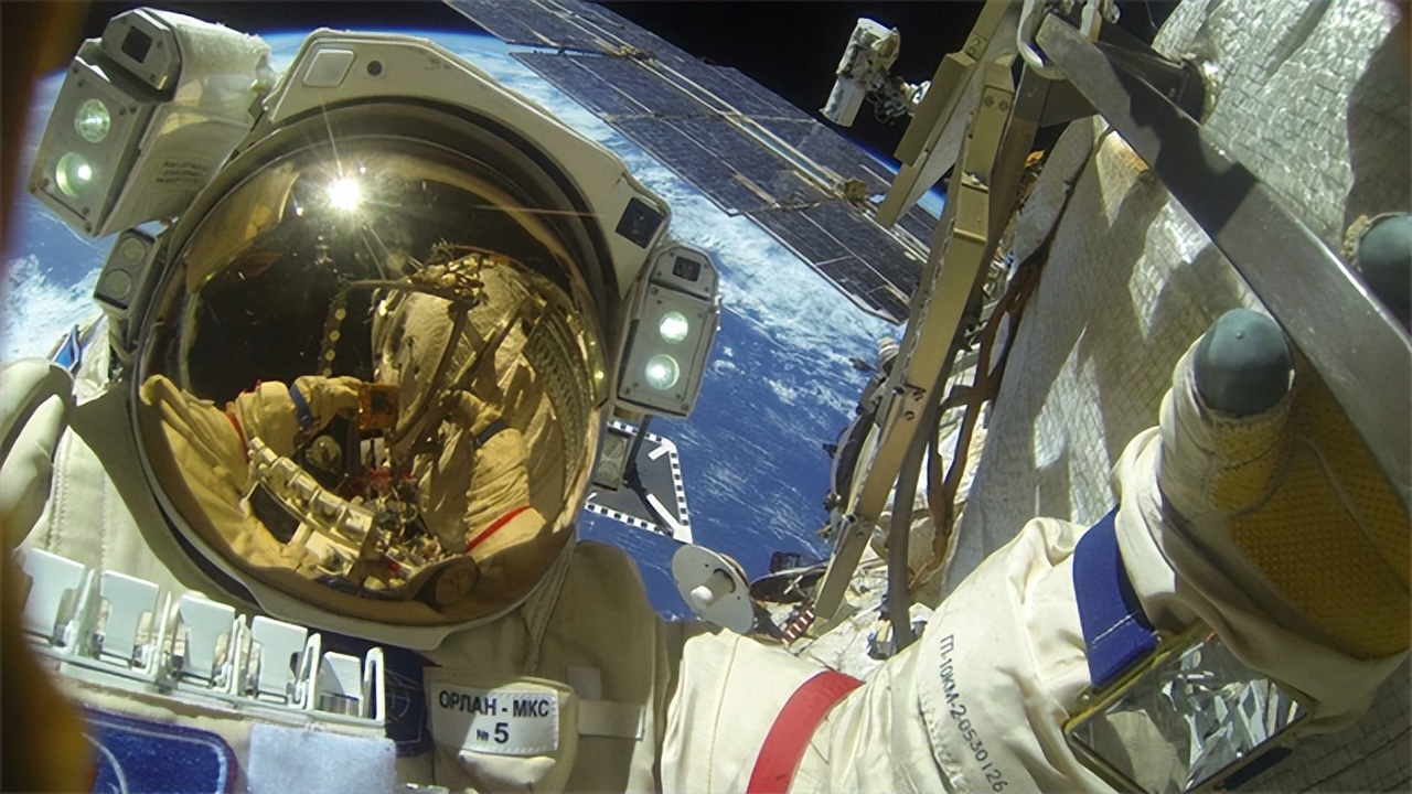 Why do metals weld themselves together in space? - iNEWS