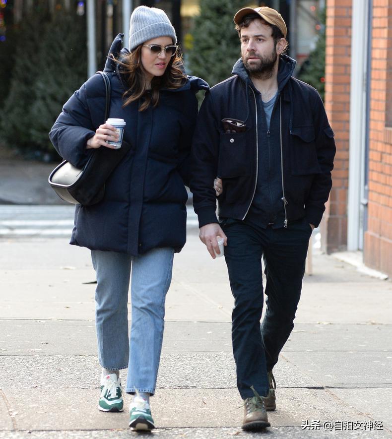 Actress Mandy Moore takes a leisurely walk on the street and arms with ...