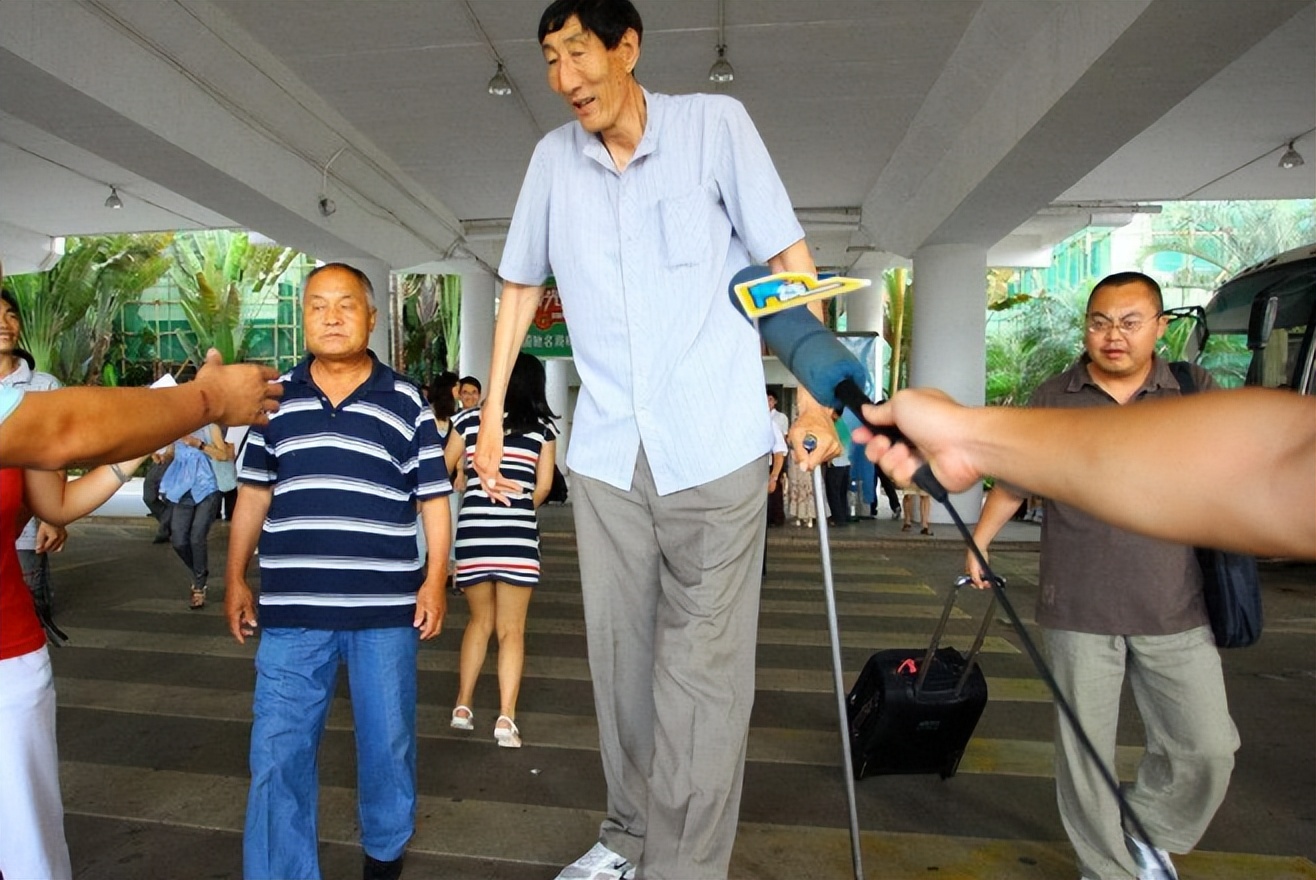 Bao Xishun, China's No. 1 Giant: He is 2.36 meters tall, married a wife ...