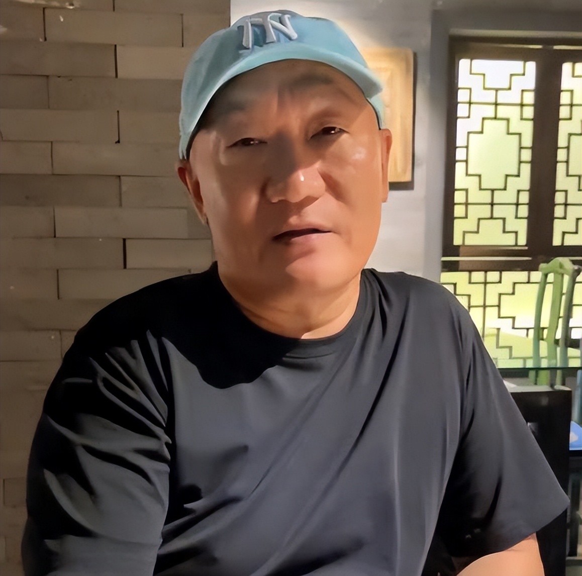 59-year-old Xie Dong celebrates his 4-year-old son's birthday. The son ...