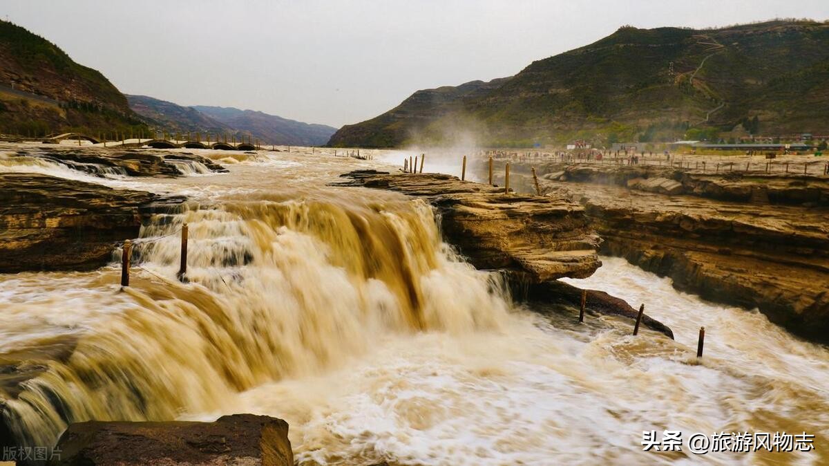 There are two famous waterfalls in China, known as "the first waterfall ...