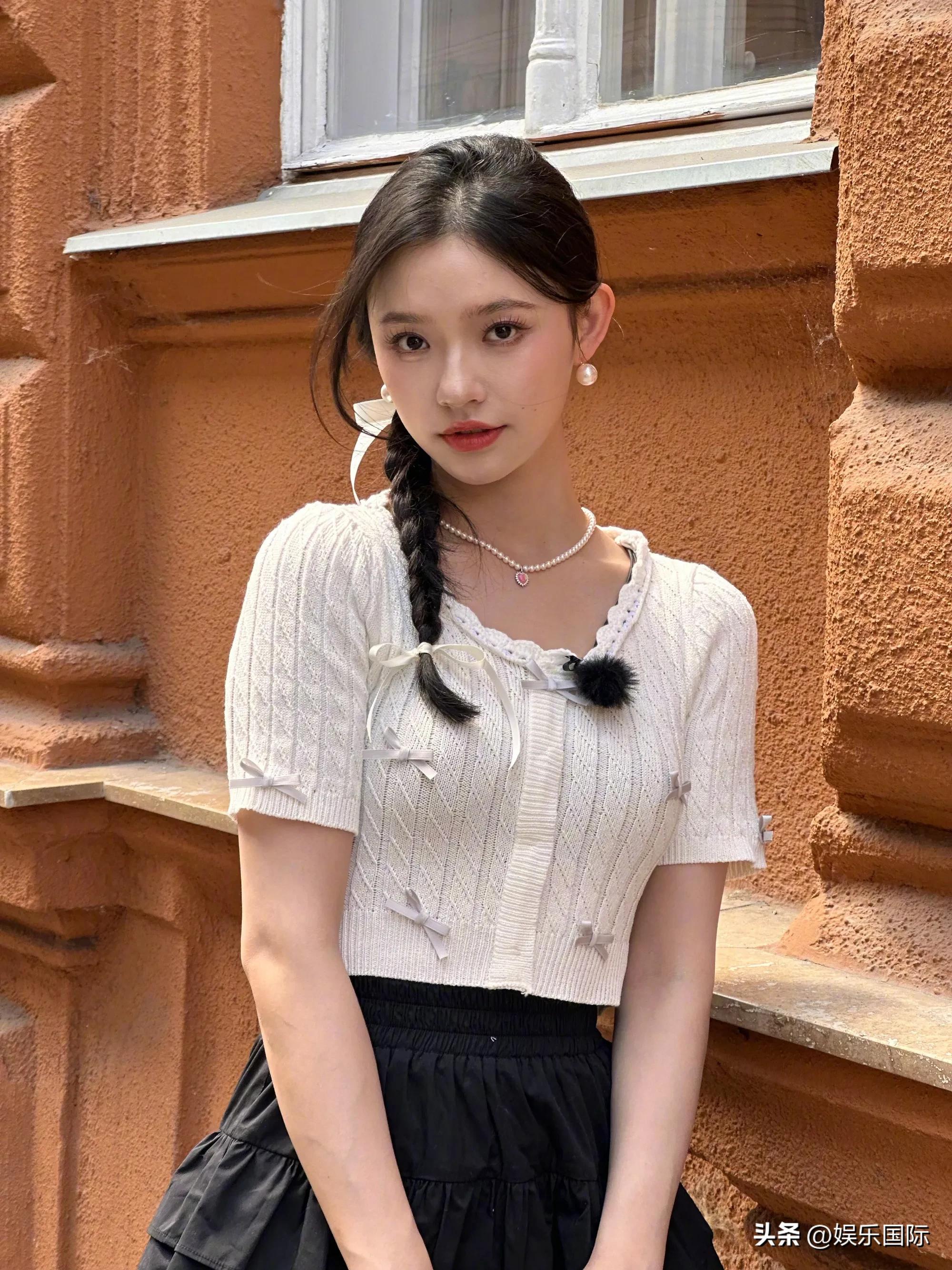 Lin Yun wears a black short skirt and braids, which is playful, age ...