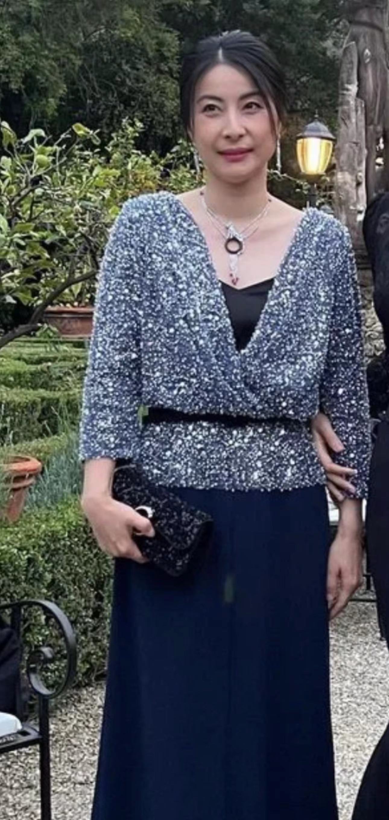 Gong Li and Guo Jingjing attended the dinner together, Gong Li took the ...