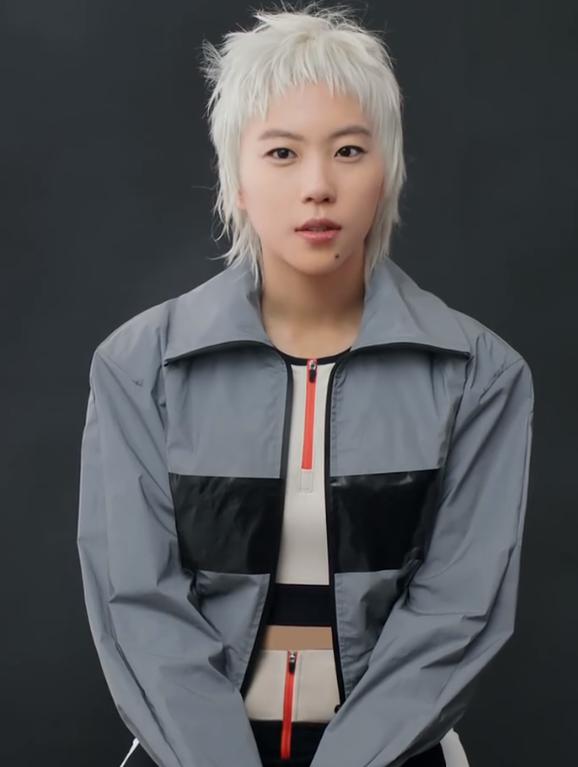 26-year-old Dou Jingtong's latest look, with silver hair and wolf tail ...