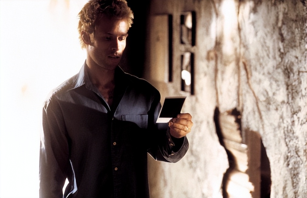 "Memory Fragments": Nolan's peak suspense masterpiece, 45 memory ...