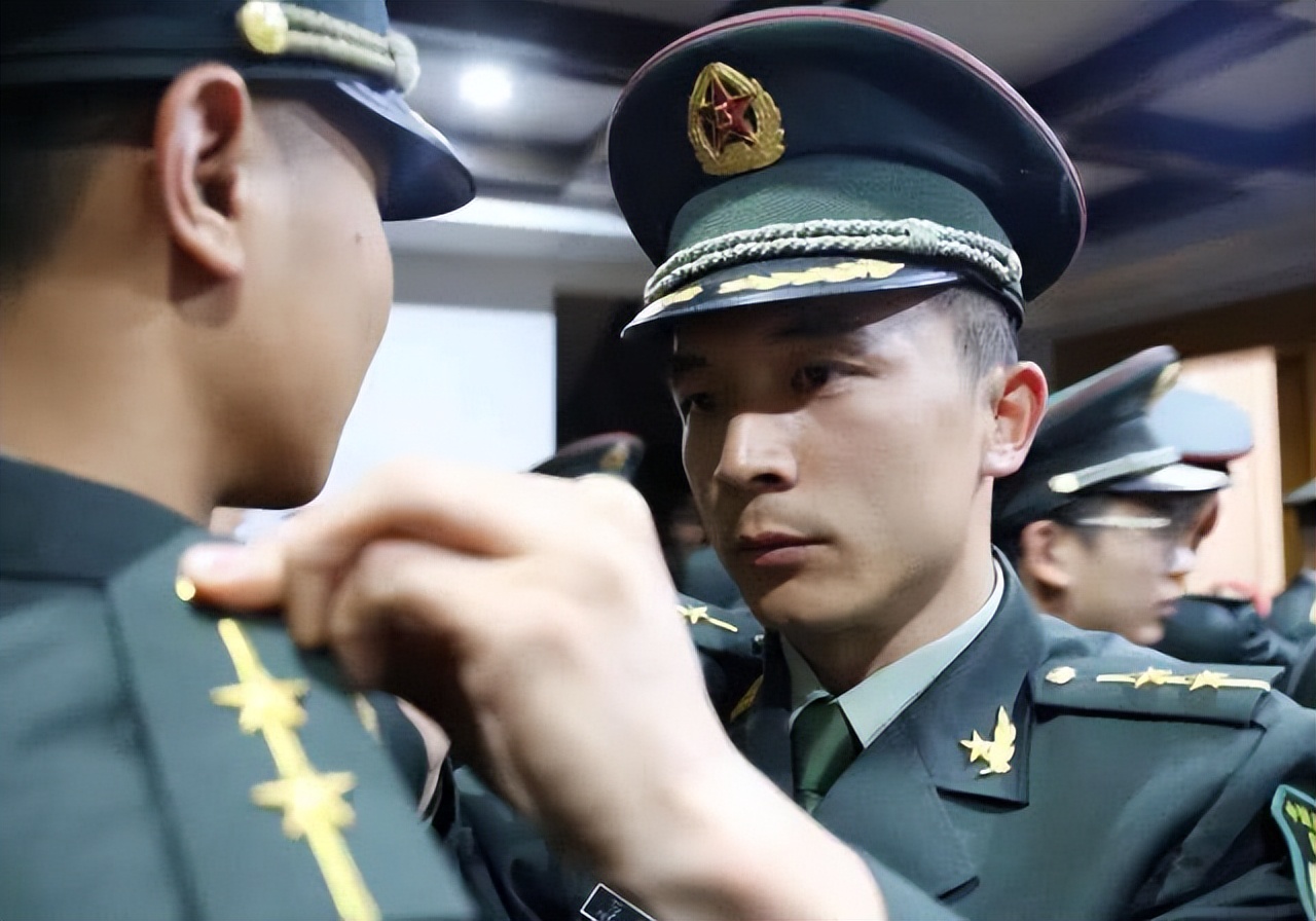 Learn about the PLA rank epaulettes - iMedia