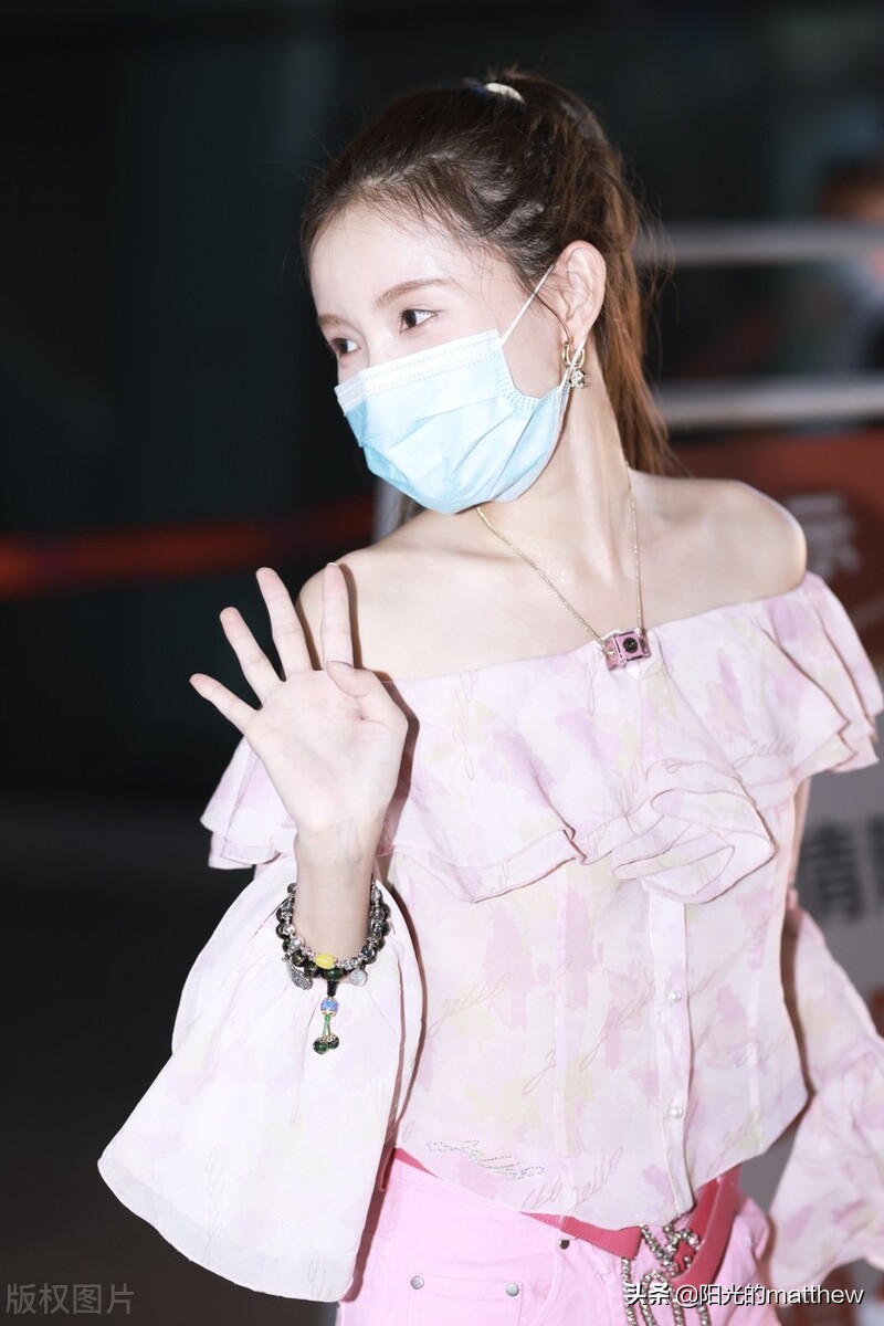 Lin Xiaozhai's printed top is fresh and bright, and it is very friendly ...