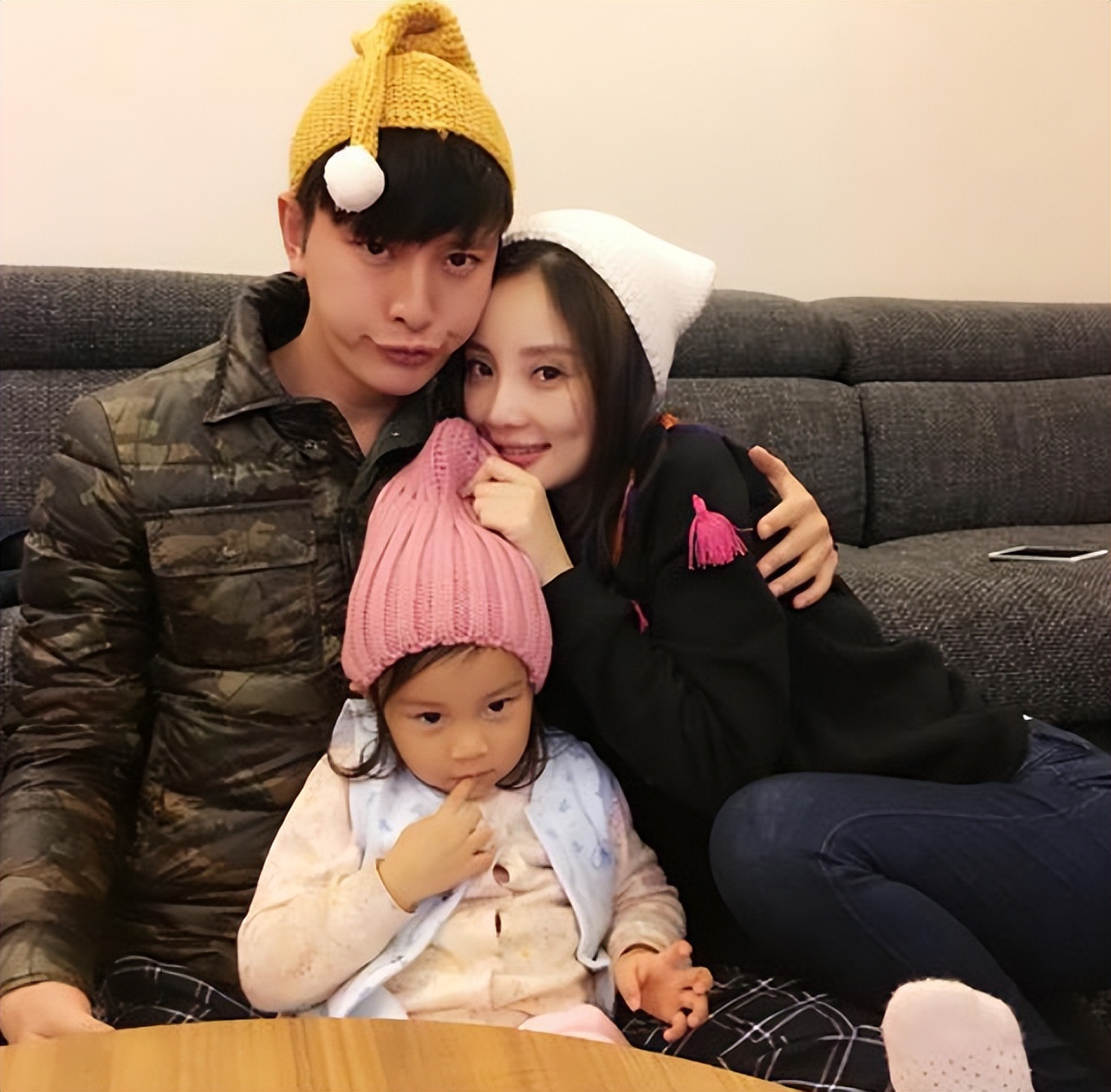 Li Xiaolu was photographed drinking coffee, dressed as a hip-hop with ...