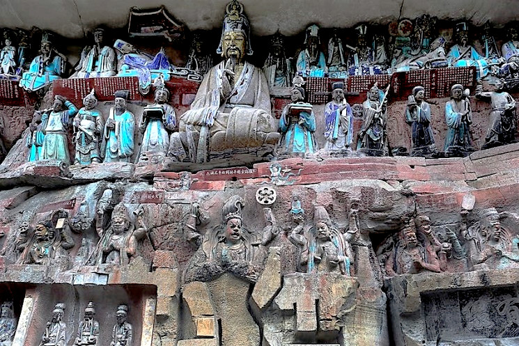Watching Stone Carvings on Baoding Mountain - iMedia
