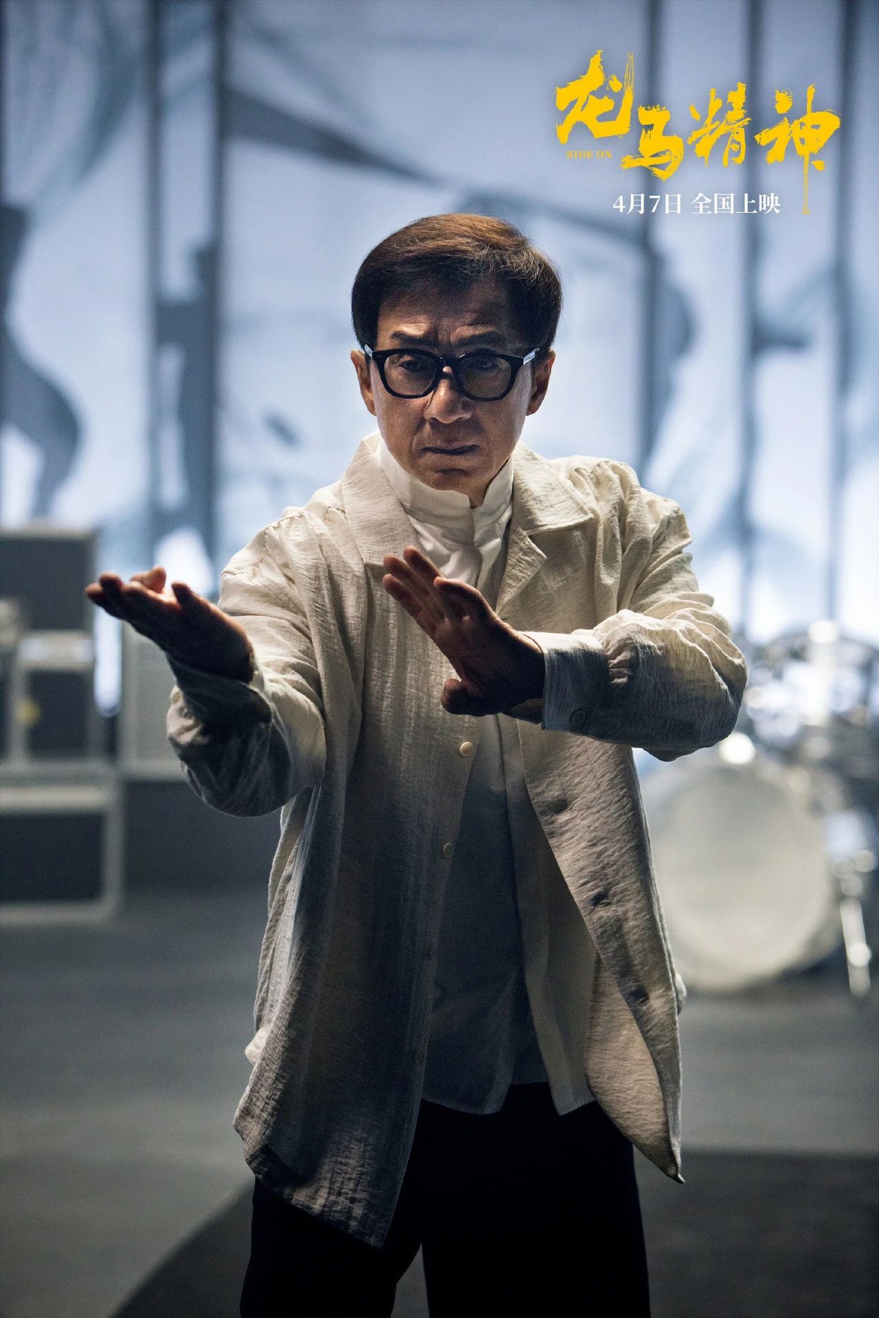 68-year-old Jackie Chan knelt down in public to sign autographs for ...