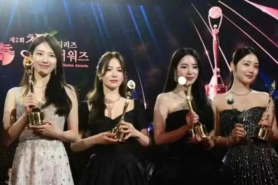 Song Hye Kyo posted a selfie after winning the award, holding flowers ...
