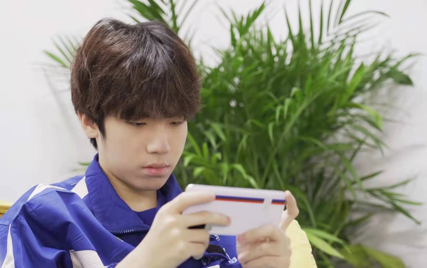 eStar4-0橫掃火豹，晉級4強！花海感慨：巔峰賽第1沒了，被偷榜了 - 資訊咖