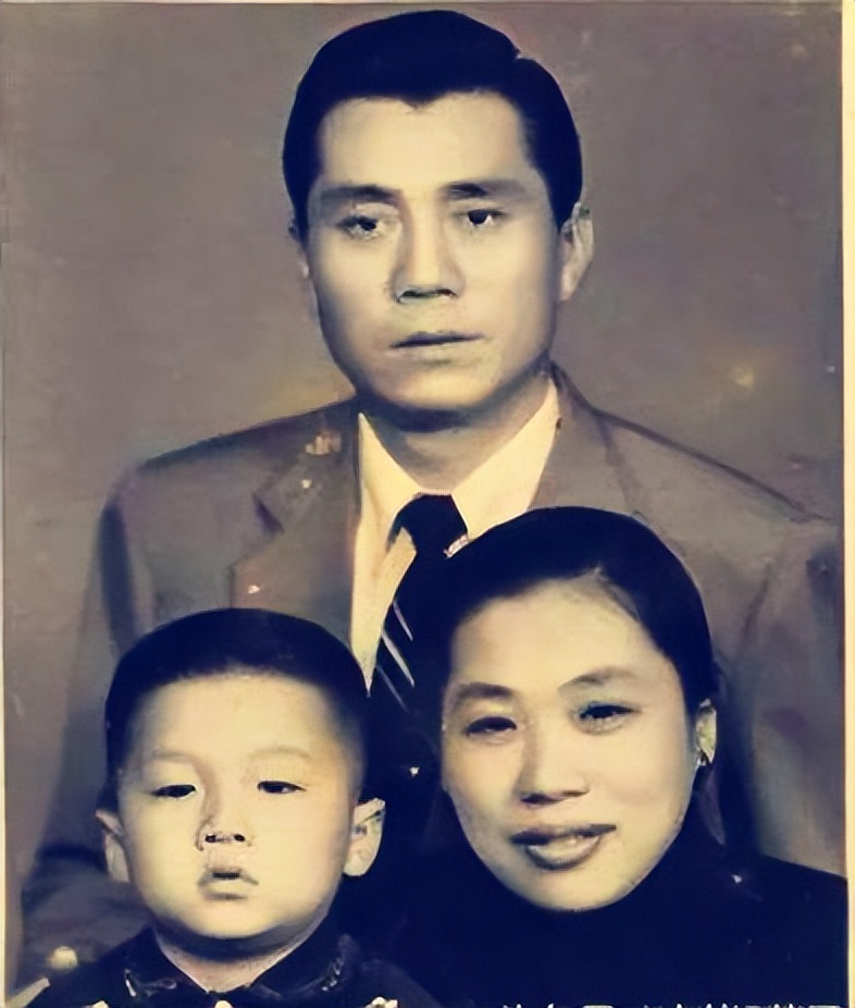 Abandoned at the age of 10, met his father at the age of 42, and only ...