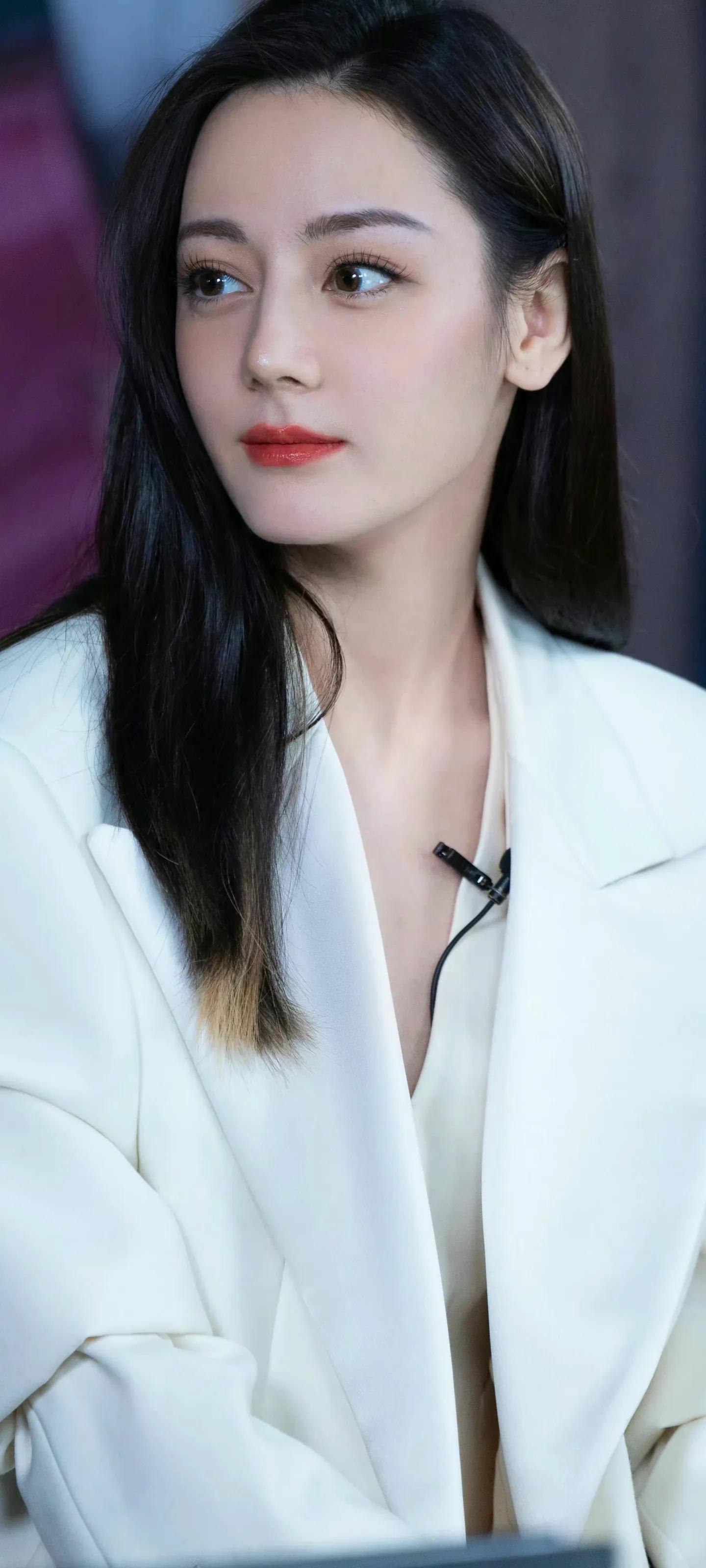 Dilireba's beautiful temperament - iNEWS