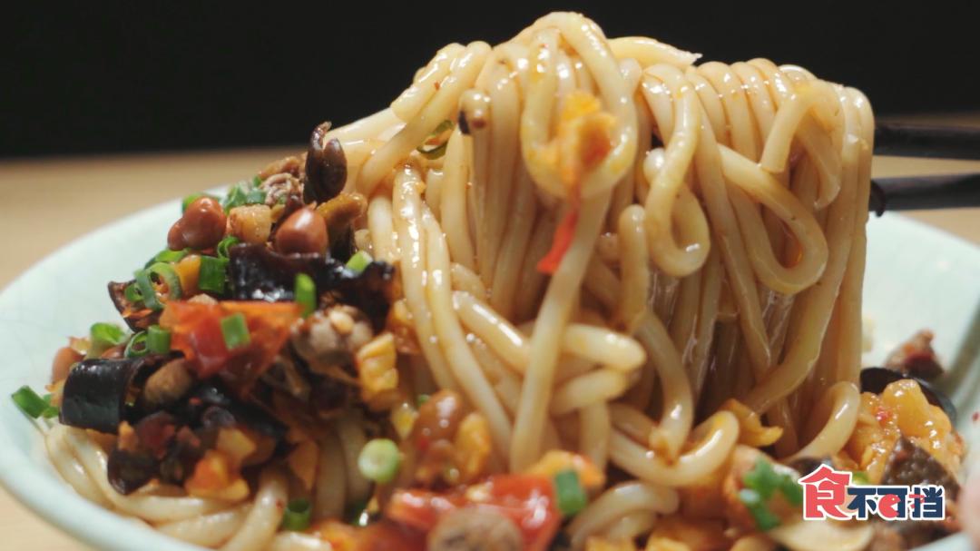 Chengdu opened a Hunan Braised Noodles!With pink and refreshing basil ...