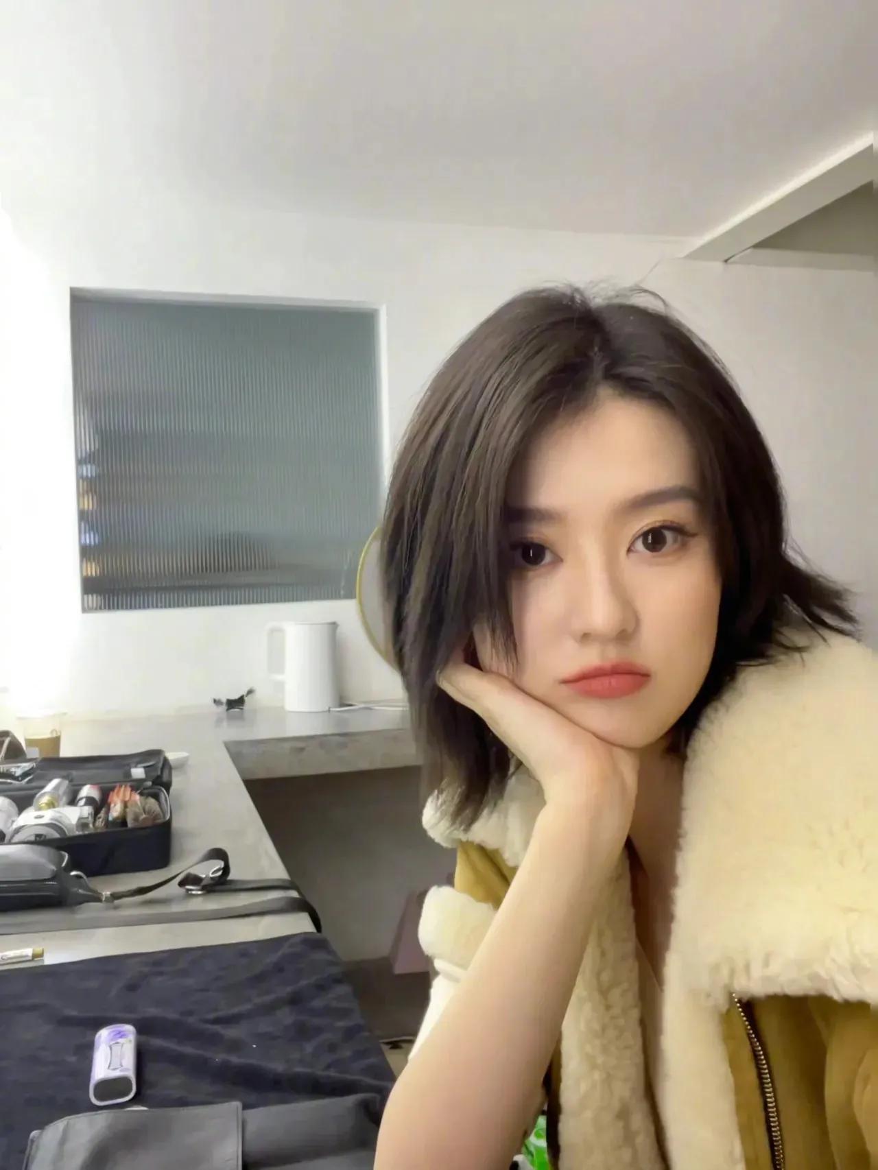 Qiao Xin's cute little expression, with youthful collarbone hair and a ...