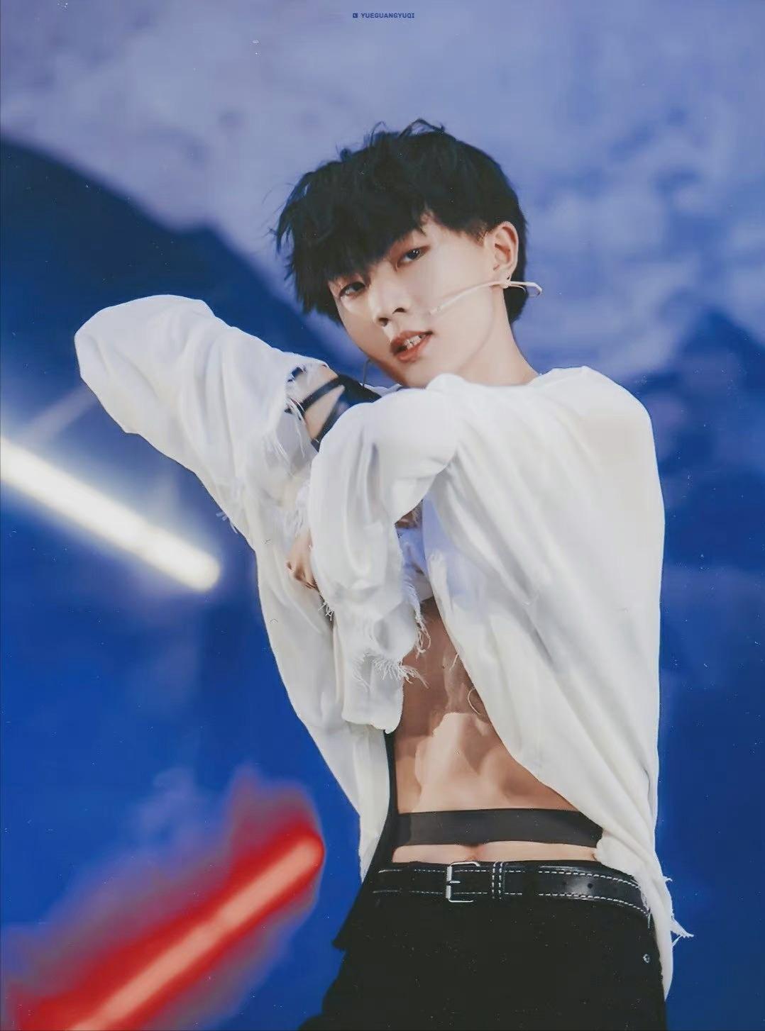 Ma Jiaqi's figure is very well managed, and his arms are slender but ...