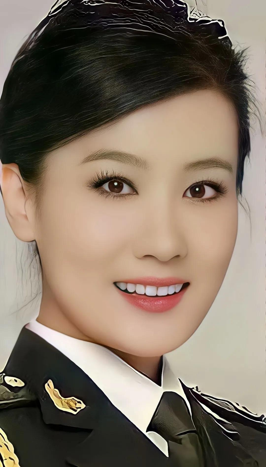 Tan Jing's military uniform photos, all heroic - iNEWS